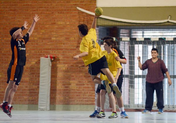 Alta Barda mostró en el handball que tiene buen futuro