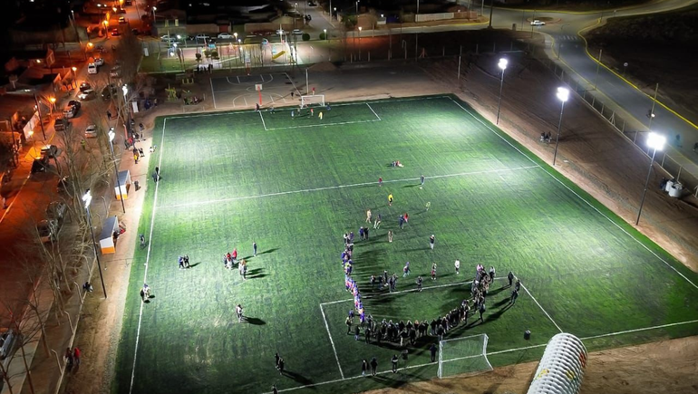 Cutral Co: Ramón Rioseco inauguró cancha de césped sintético en barrio Peñi Trapún