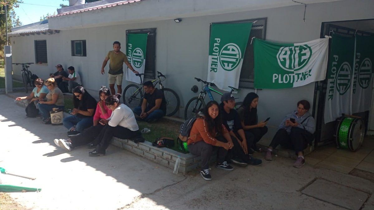 Plottier: municipales encerraron a los concejales en el Deliberante por ...