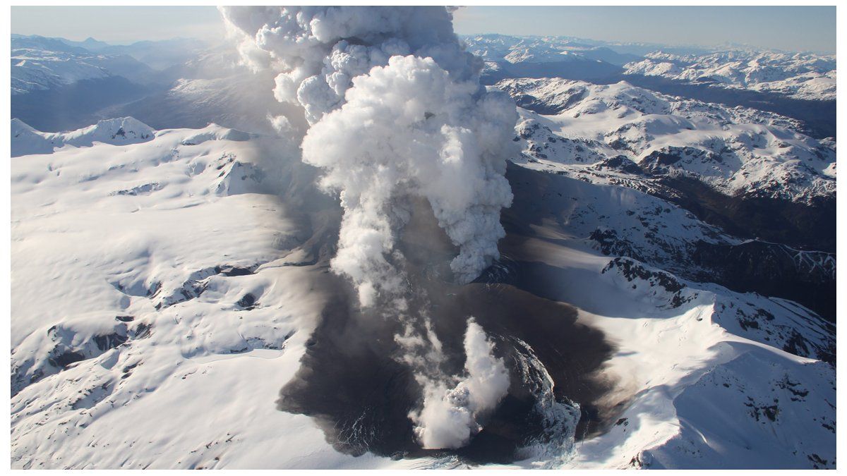 La fuerte actividad del volcán Hudson afecta a Santa Cruz