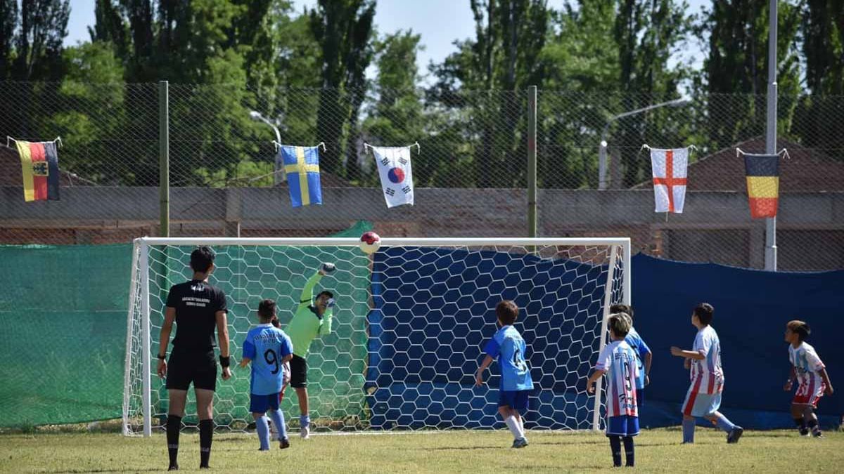 El Mundialito de Plottier, un golazo: más de 1.200 chicos y chicas por ...