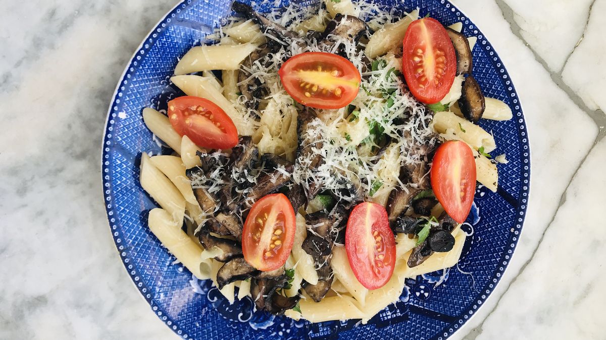 Receta: Mostacholes con hongos salteados y tomate
