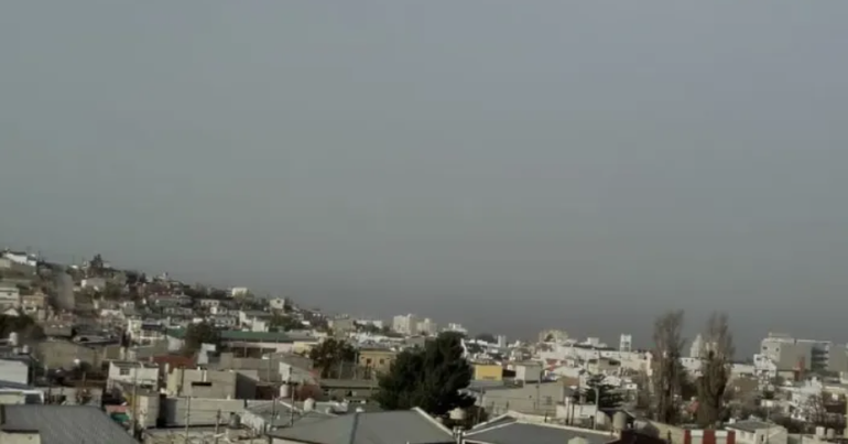 Vientos de 120 km/h en Comodoro Rivadavia: el video de un tanque de agua rodando por la ruta