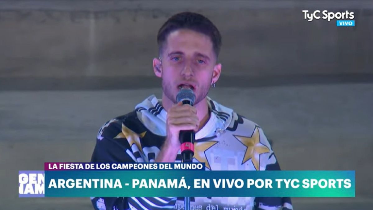 Wos usó el buzo de una emprendedora neuquina en el Monumental