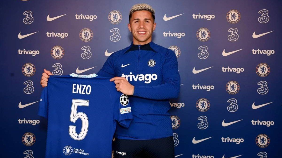 Enzo Fernández ya se probó la camiseta del Chelsea