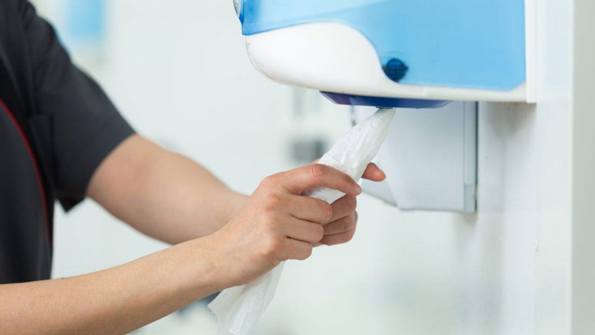 La mejor forma de secarse las manos es utilizando papel