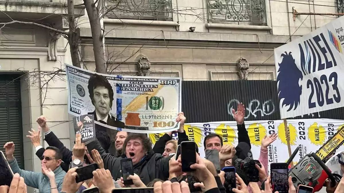 La insólita campaña de Milei: caravana y un dólar gigante con su cara