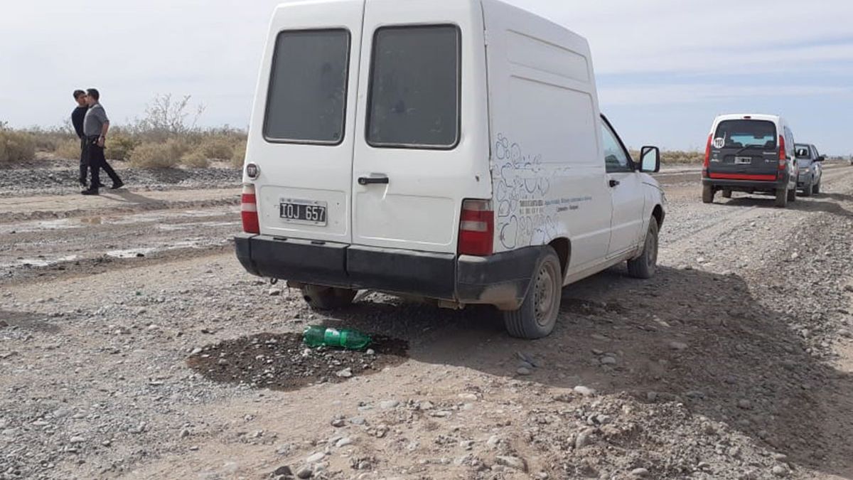 Quiso reparar su camioneta y quedó aplastado