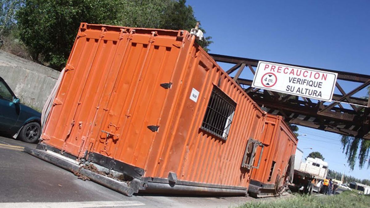 Ruta 151: Chocó un camión y provoca problemas en el tránsito