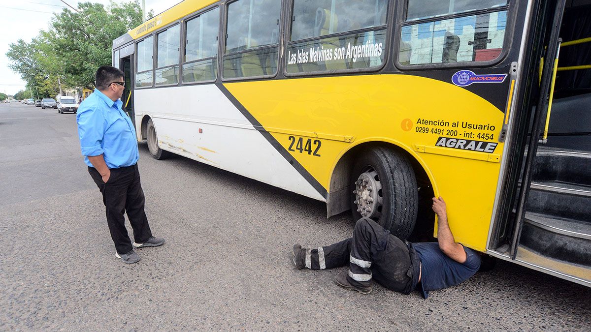 Susto por otro desperfecto en un colectivo con pasajeros
