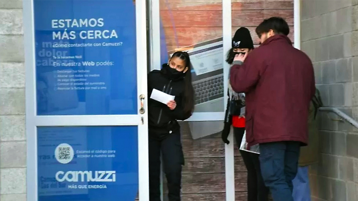 Las oficinas de Camuzzi vuelven a abrir al público