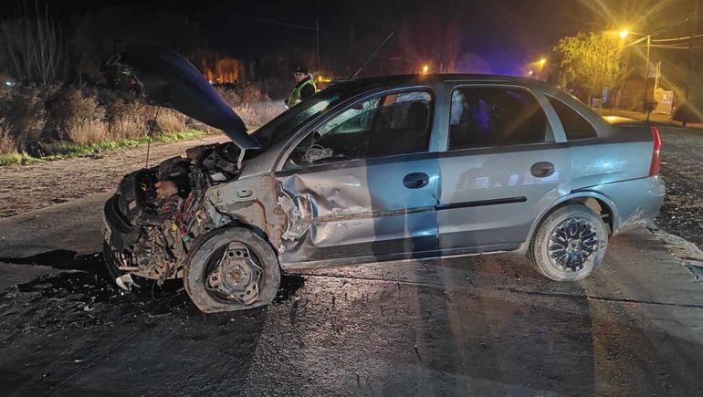 Un conductor chocó a un auto estacionado y se fue corriendo