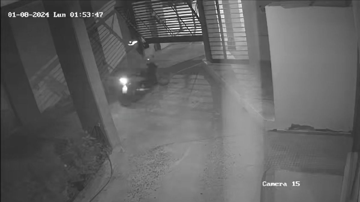 Video: levantó el portón de un edificio y robó en una moto