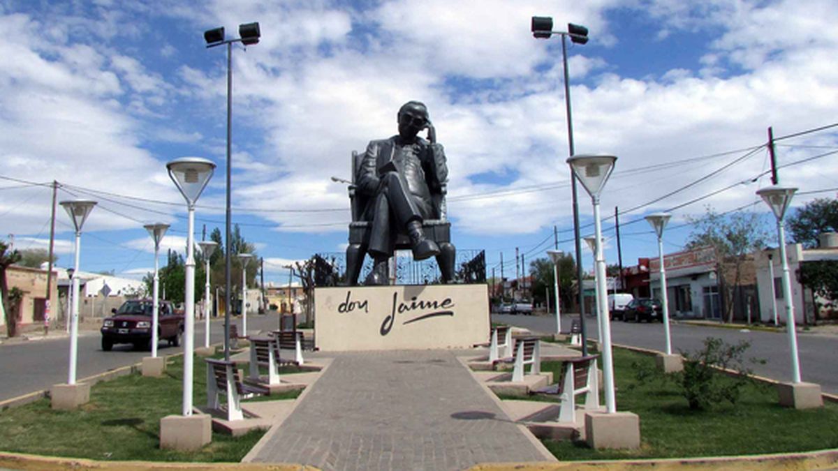 Agregan una frase a la escultura de Jaime de Nevares