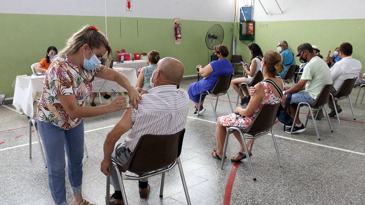 Lugares y horarios para vacunarse contra el COVID este lunes