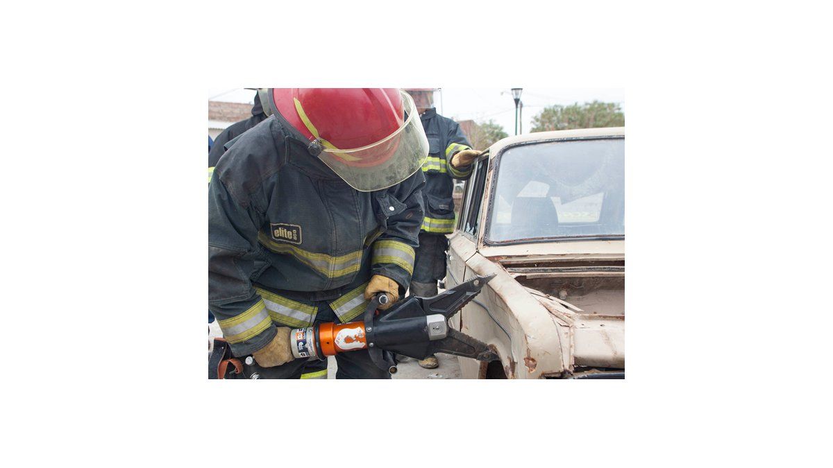 Bomberos aprenden técnicas de rescate vehicular