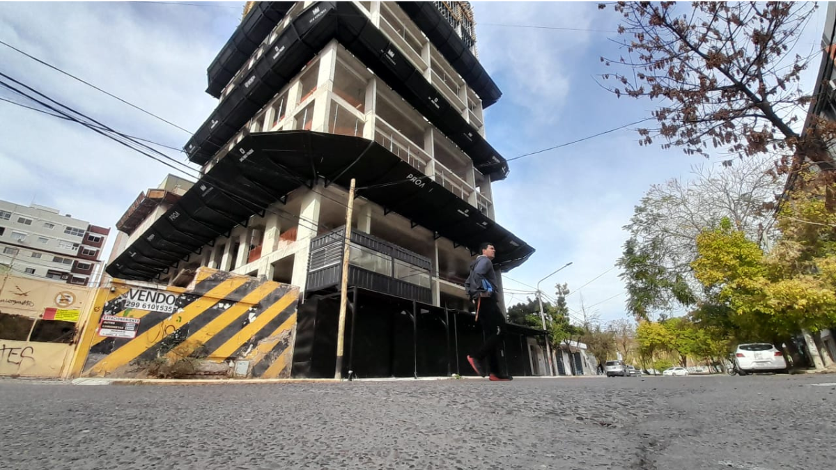 Denuncian una lluvia de piedras de una construcción: Si a mí me abolla un techo, imaginate una ...