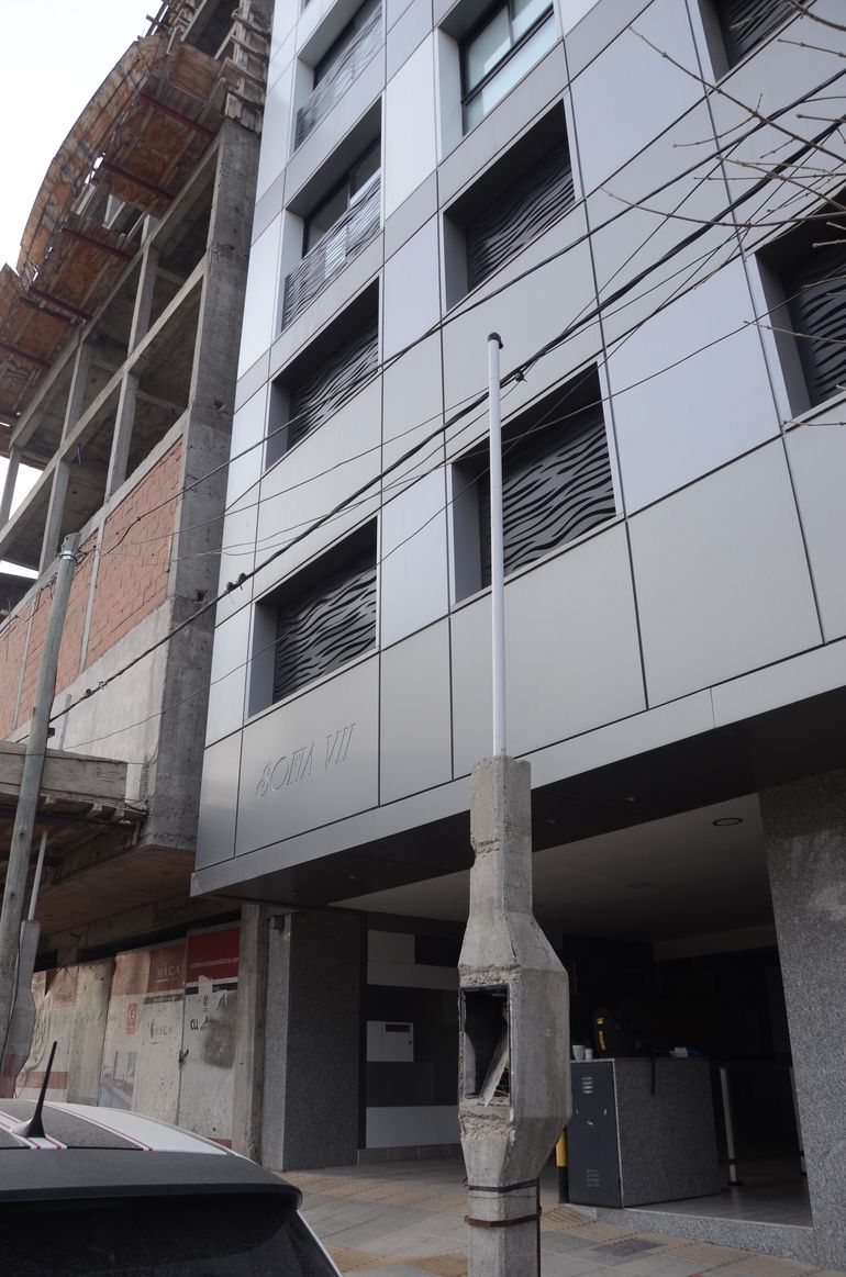 Así no se puede vivir: bronca y malestar en un edificio del centro de Neuquén que no tiene luz