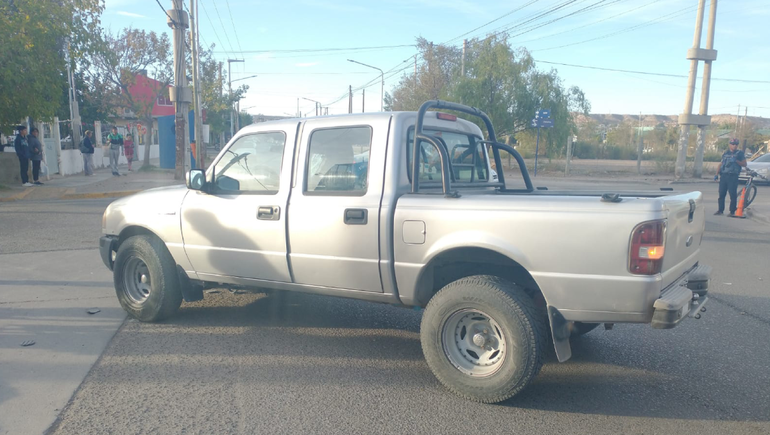 No respetó la prioridad de paso y embistió a un joven motociclista