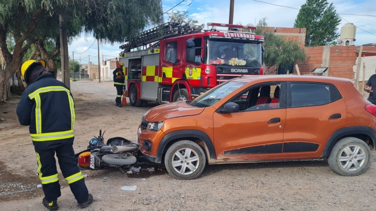 Fuerte choque entre un conductor y una motociclista que terminó internada
