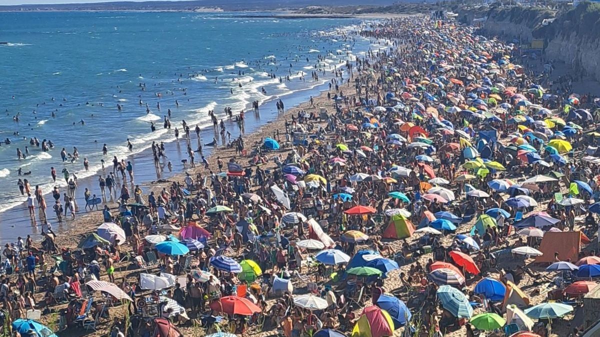 Ola de calor en Las Grutas: aguas vivas en la playa y 60° en la arena