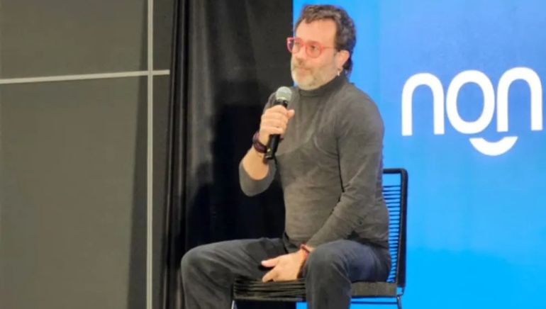 A sala llena, Gastón Pauls ofreció su primera conferencia sobre prevención de consumos en Neuquén