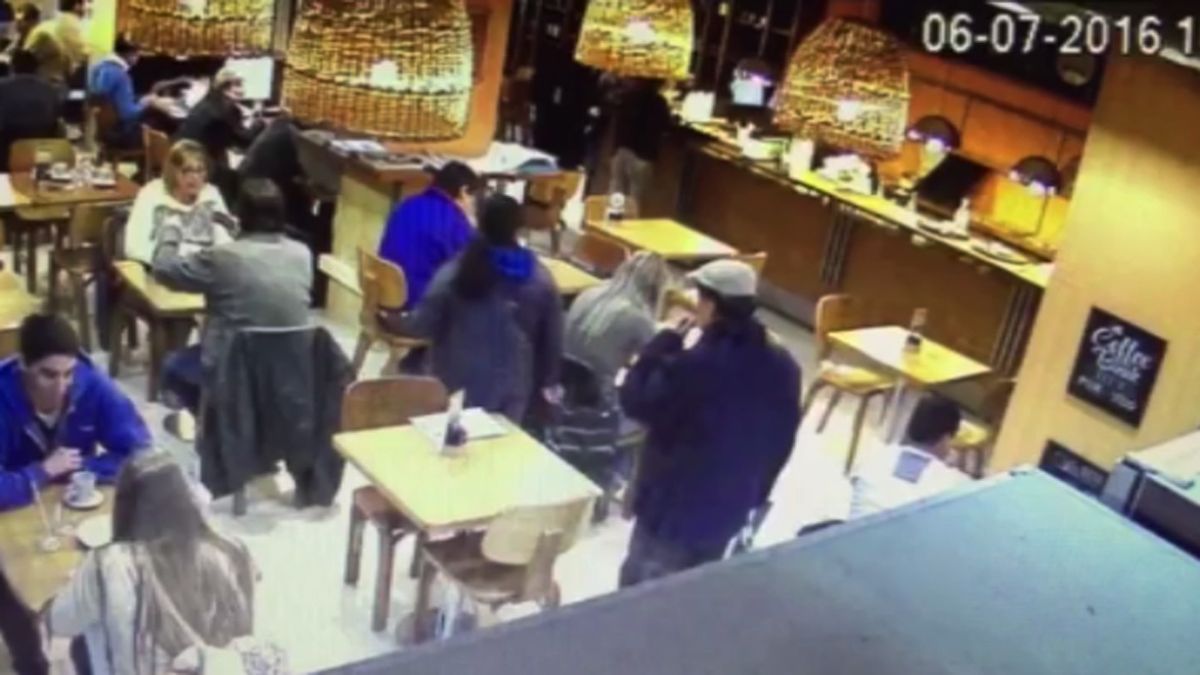 Difunden imágenes del robo a la joven brasileña en una cafetería céntrica