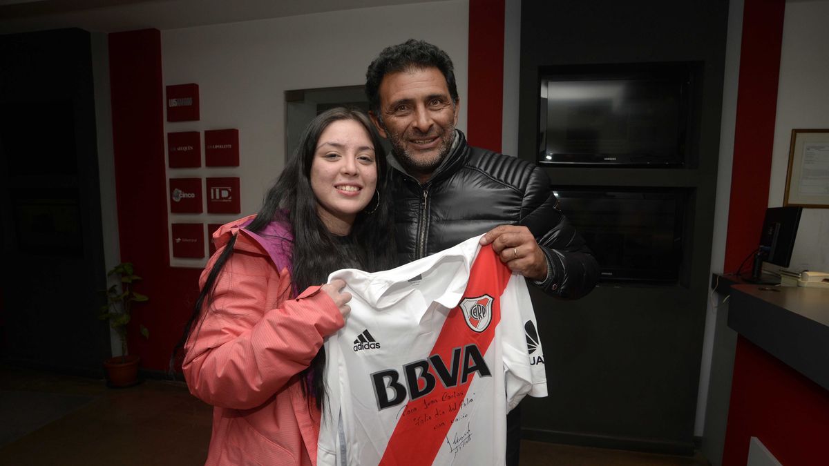 El Jefe Astrada estuvo en LMN y entregó una camiseta autografiada a una ...