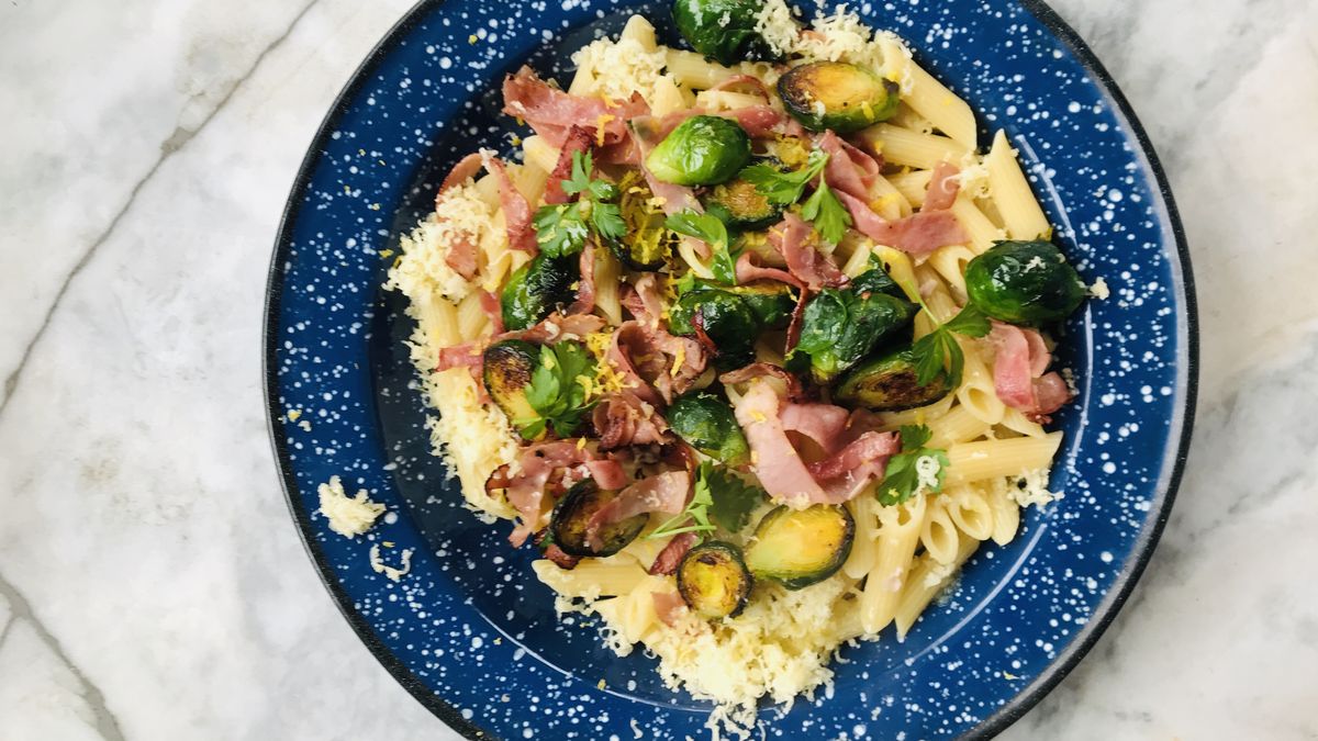 Receta: mostacholes con repollitos de Bruselas y jamón