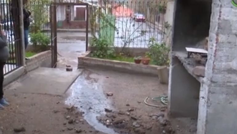 Nadie se hace cargo de arreglar un caño que inunda una cuadra del ...