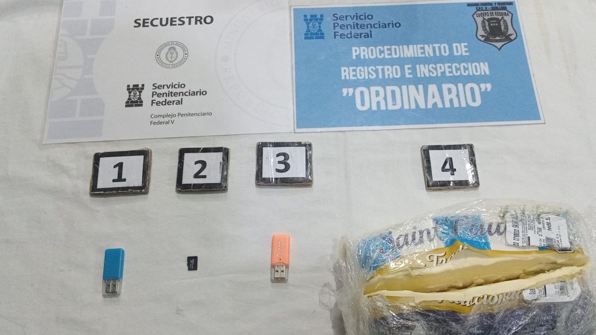 La esposa de un preso ocultó pendrives en un queso, pero la descubrieron