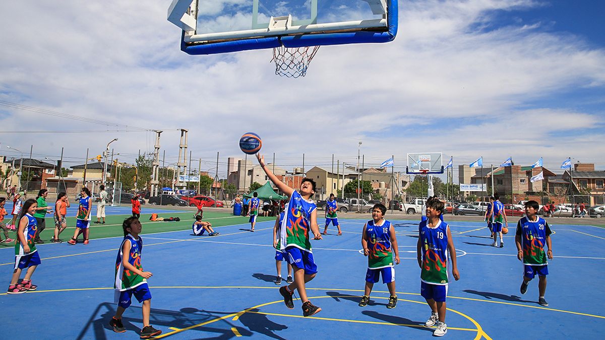 Los pibes ya disfrutan los playones deportivos del Ruca Che