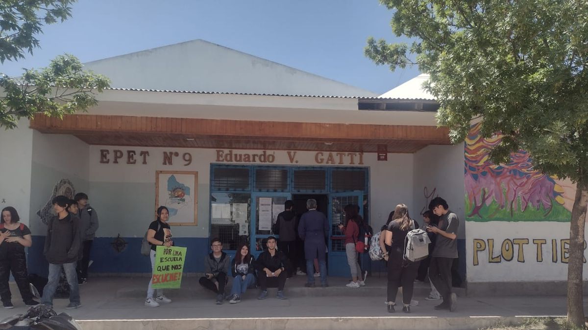 Alumnos de Plottier rechazan cursar en horario vespertino