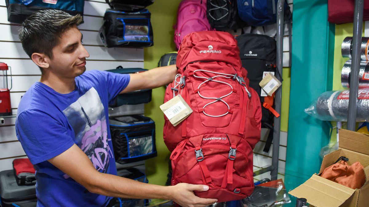 ¿Cuánto sale armar un equipo básico para ir a acampar este verano?