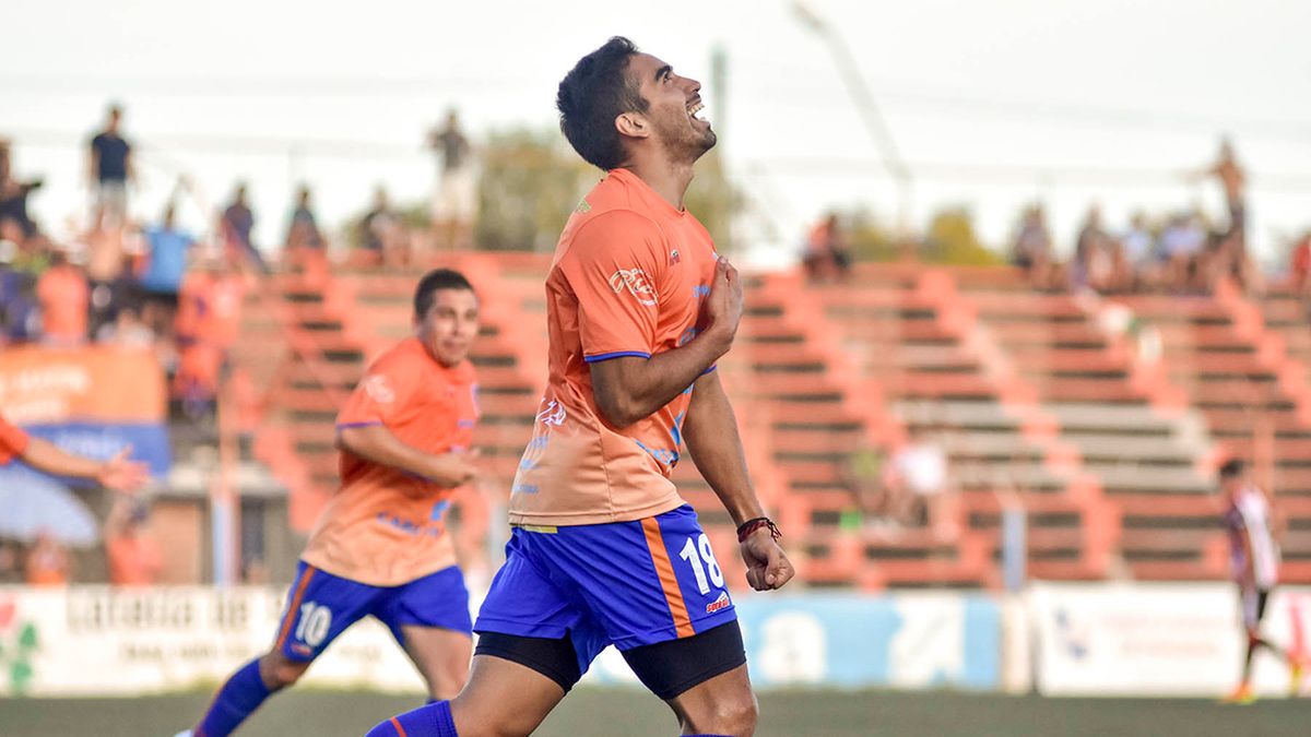 El Rojo, con dos naranjas y falta la frutilla del postre