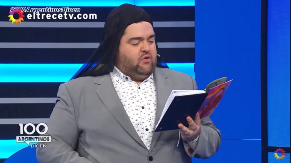 La sorpresa de Barassi al recibir un regalo con muchos datos personales