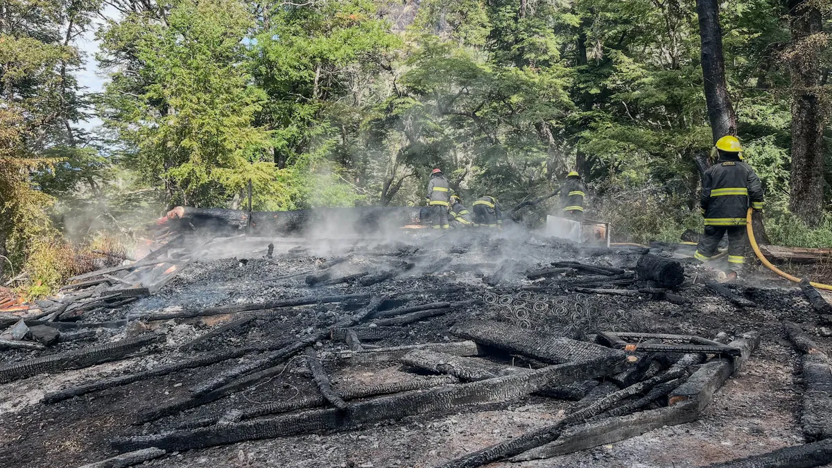 San Martín de los Andes: murió uno de los heridos por el incendio e investigan un homicidio