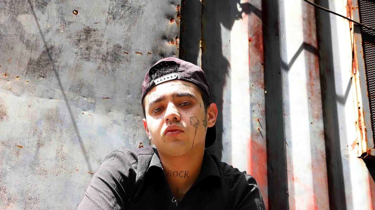 Desde abajo: el rapero neuquino que es furor en el subte de Buenos Aires