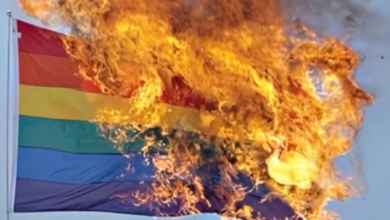 Obligan a hacer talleres de género al director de PAMI Santa Cruz que publicó una bandera ...