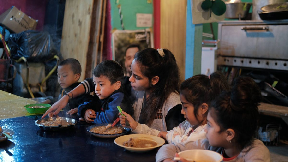 Dura advertencia de Unicef: un millón de chicos se van a dormir sin ...