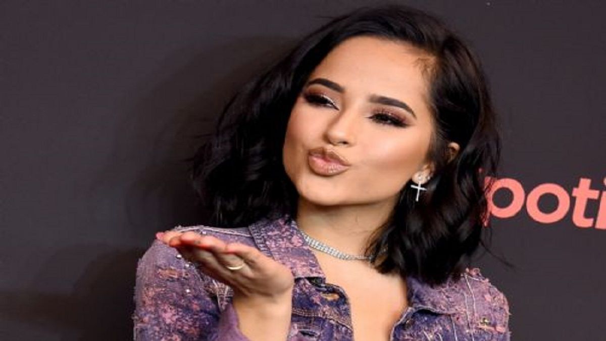 Becky G deslumbra vestida de blanco en el Instagram