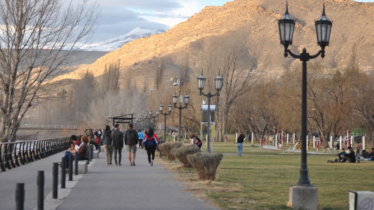 En 9 fotos, así coparon la costanera de Chos Malal