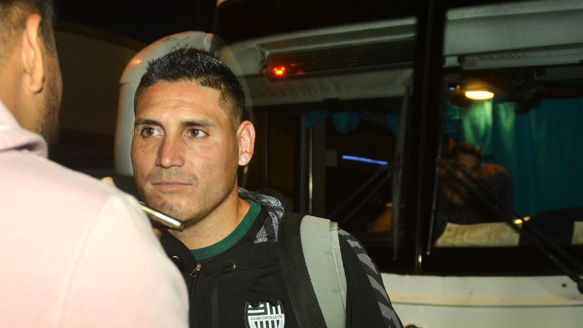 Henry Sáez se subió al cole de Cipolletti, 12 años después