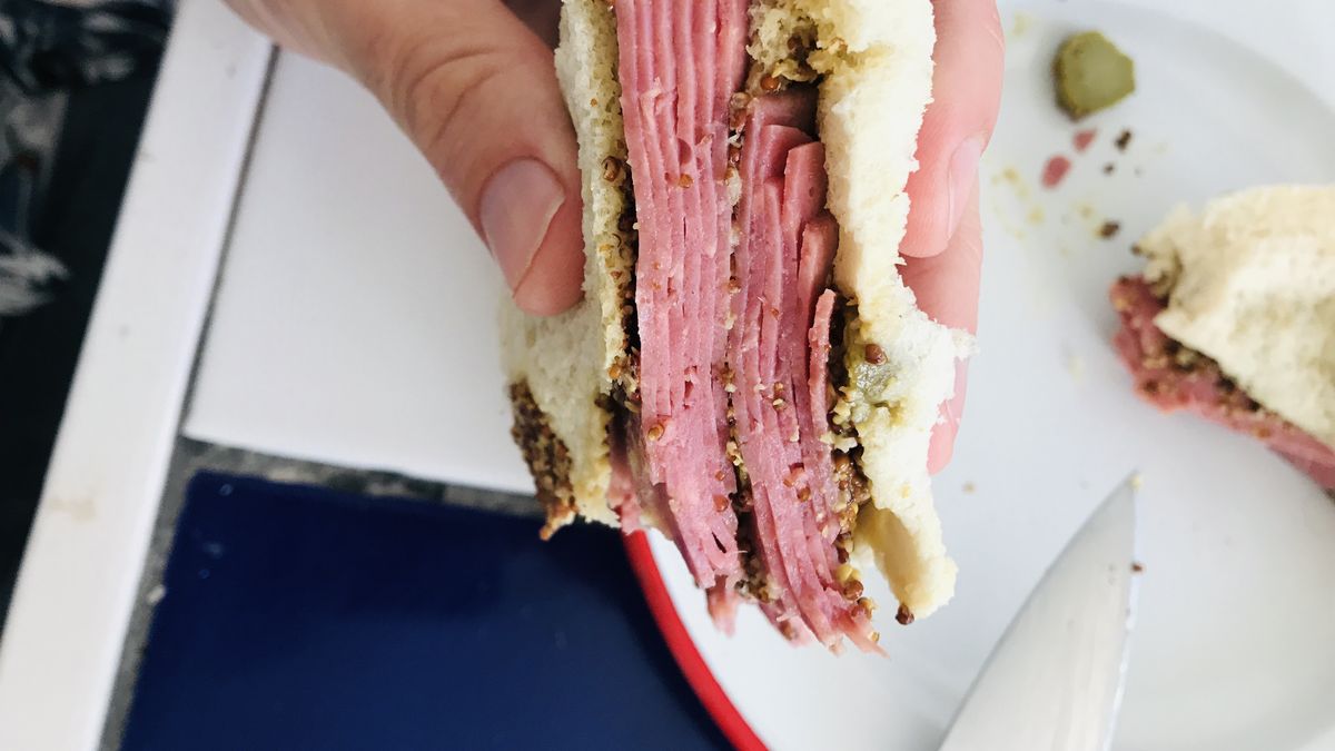 Receta: Sándwich de pastrón, pepinillos y mostaza