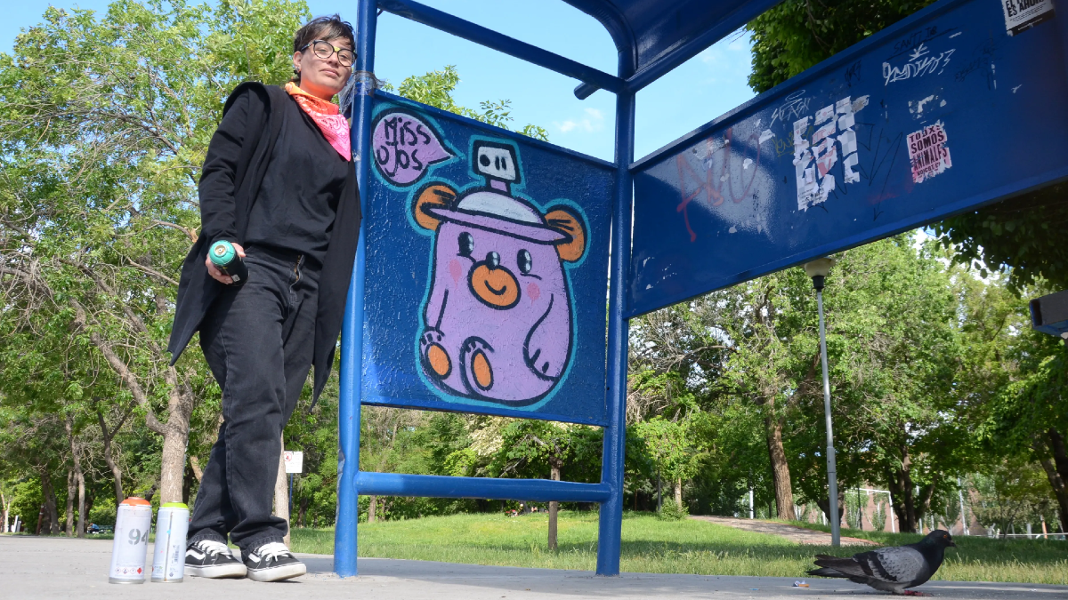 Miss Ojos, la artista que pinta las garitas del COLE en Neuquén