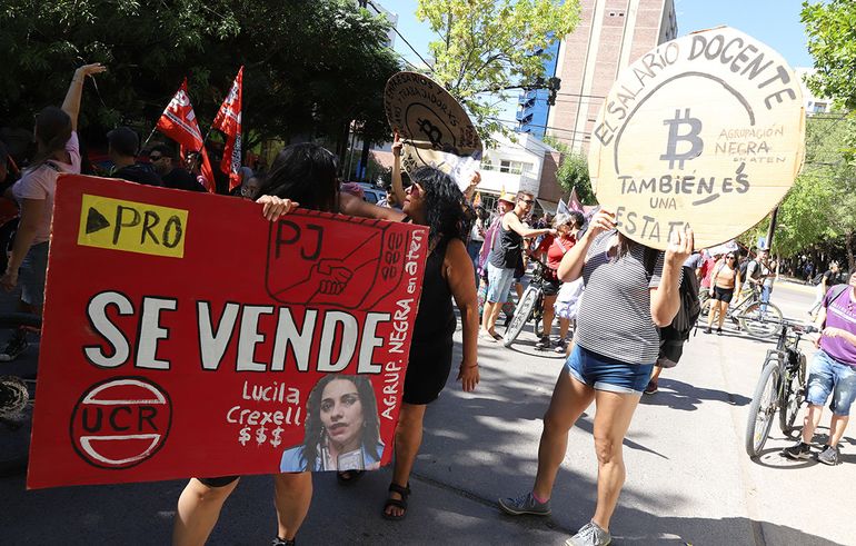En 7 fotos, así fue la marcha por el paro nacional docente en Neuquén