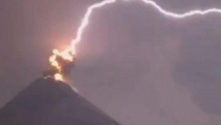 Espectaculares imágenes de un rayo cayendo sobre un volcán