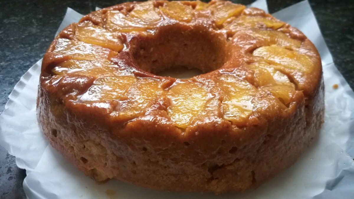 ¿Cómo preparar una deliciosa torta invertida de manzana?