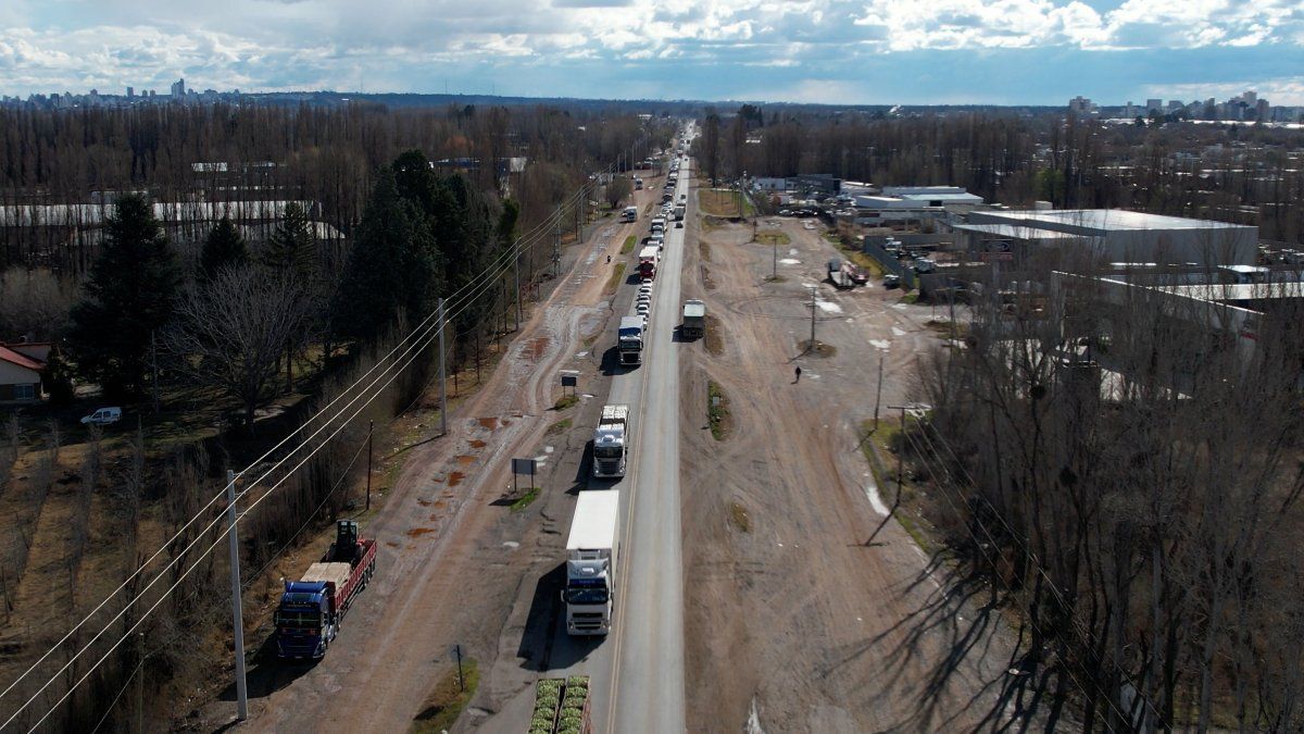 Video: el impresionante operativo en Ruta 22 para retirar el camión volcado