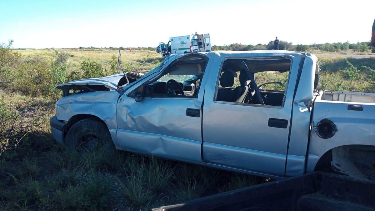 Tragedia en la Ruta 251: una pareja murió y los menores están internados tras volcar en Conesa